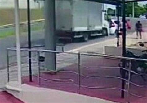 Assista vídeo mostra momento em que carro é atingido por caminhão baú em Manaus
