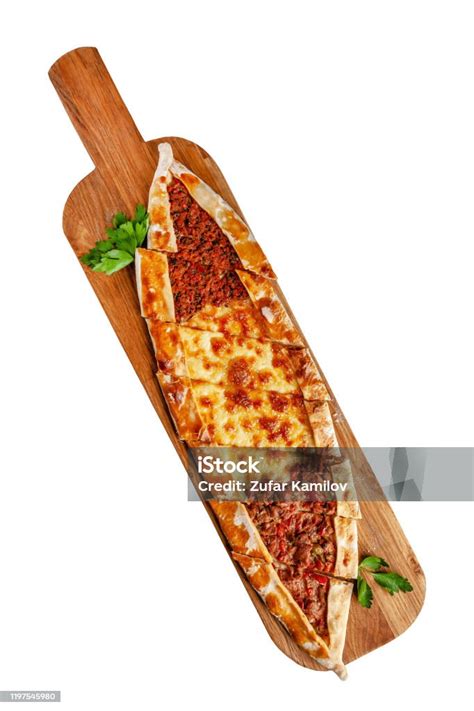 전통 터키 요리 다른 소 고기 치즈 송아지 고기 조각터키어 피자 피타 터크 피데시 또는 수크 피데 레스토랑에서 요리를 제공합니다