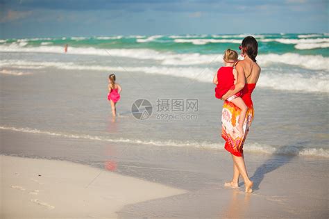 母亲和两个可爱的女儿 在阳光明媚的白天在奇异海滩散步高清图片下载 正版图片321808738 摄图网