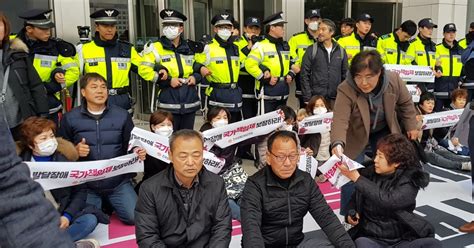 국회 본청 정문앞에서 점거 농성하는 전국장애인학부모연대