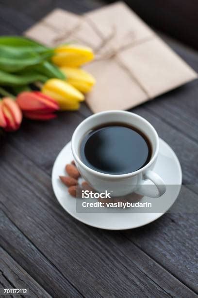 노란색과 오렌지 튤립 검은 나무 배경에 커피의 흰색 컵 갈색에 대한 스톡 사진 및 기타 이미지 갈색 꽃 나무 꽃 식물