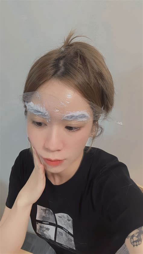 居家漂眉中 眉毛粗 濃 黑 集聚在我眉毛上 一堆人羨慕 但對我反而是困擾😕 反而羨慕沒什麼眉毛 畫一下 刷一下 各種妝造風格都能改變 當女人真累🥱
