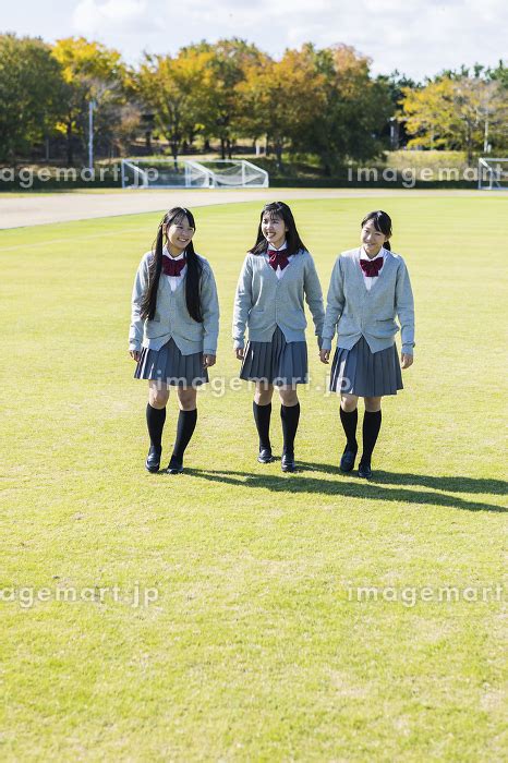 芝生の上を歩く高校生の写真素材 127127761 イメージマート
