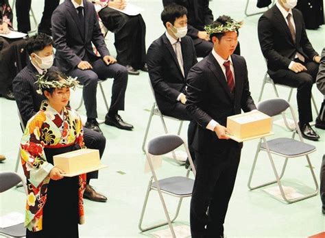 【写真】月桂樹の冠をかぶる森博人と笑顔の河本結：中日スポーツ・東京中日スポーツ