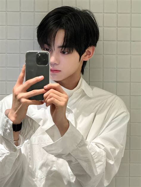 Tws Community Posts 다들 뭐 하고 있어요 보고 싶어서요 옛날 방송할 때 입었던 옷들 입고 사진을 찍었는데