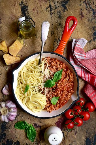스파게티 볼로네즈 다진 고기와 토마토를 곁들인 전통 이탈리아 파스타 가루로 빻은에 대한 스톡 사진 및 기타 이미지 가루로 빻은 고기 그레이비 Istock