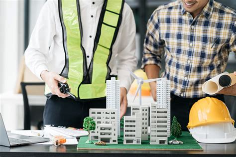 함께 일하는 엔지니어 팀이 건설 현장에서 작업자 헬멧 안전모를 착용합니다 아시아 산업 전문 팀 2명에 대한 스톡 사진 및 기타 이미지 Istock