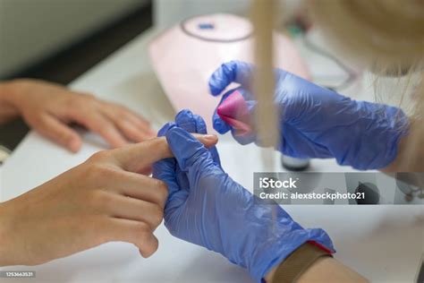 손톱램프 손톱클로즈업의 자외선 램프로 덮는다 미용실에서 젤 폴리시 코팅 손톱 손톱의 아름다움과 건강 매니큐어 케어 2명에 대한 스톡 사진 및 기타 이미지 Istock