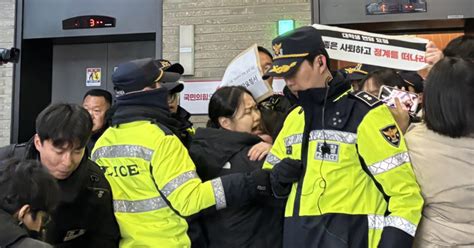 ‘성일종 사퇴 요구하며 국힘 당사 난입한 대진연 회원 2명 구속