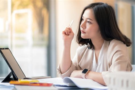 쇼룸에서 재료 샘플 보드작업하는 건축가 또는 인테리어 디자이너 부동산 가정 장식의 사업 창의적인 사람들이 일터에서 일합니다 사무실 책상에서 일하는 젊은 디자이너 여성 개념에