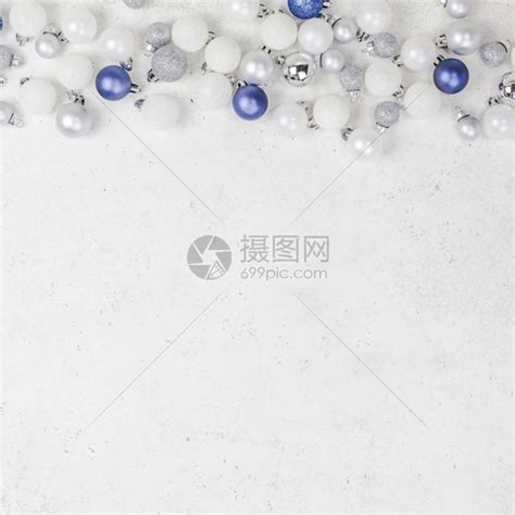 派对卡片为了新年或圣诞节时装板平面贴上顶部视图xmas节日庆祝装饰玩具球的火花白色混凝土本背景复制件用于贺卡文本设计的空间模板框高清图片下载