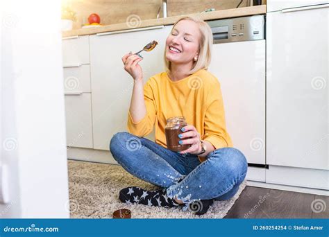 Jeune Femme Mangeant Du Chocolat Dans Un Bocal Assis Sur Le Plancher De