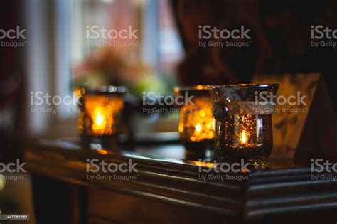 나무 표면에 가정 장식을 위한 유리 냄비가 있는 양초의 근접 촬영 보기 호화로움에 대한 스톡 사진 및 기타 이미지 호화로움 0명 공휴일 Istock