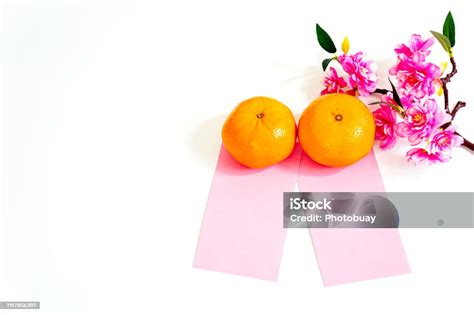 플랫 누워 중국 새해 배경 만다린 오렌지 빨간색 봉투와 흰색 배경에 꽃 감귤에 대한 스톡 사진 및 기타 이미지 감귤 감귤류