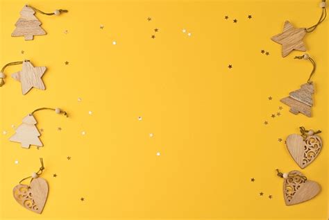 나무 장식 크리스마스 트리 장식 별과 계피와 텍스트 장소노란색 종이에서 크리스마스 배경 12월에 대한 스톡 사진 및 기타 이미지