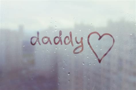 일몰 흐린 젖은 창에 서면 손가락 단어 아빠와 심장 모양창에 안개 유리 0명에 대한 스톡 사진 및 기타 이미지 0명 감정 개념 Istock