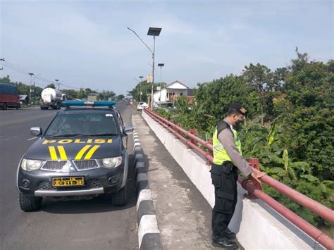Antisipasi Terjadinya Bencana Banjir Polsek Taman Tetap Cek Dan Kontrol Debit Air Sungai