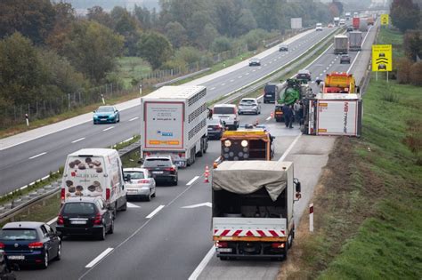 Na A4 se prevrnuo kamion vozi se oteženao jednim trakom tportal