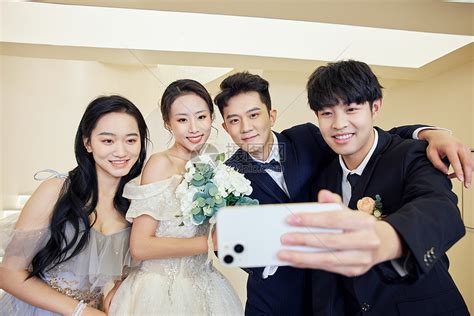 拿手机自拍的新郎新娘与伴郎伴娘高清图片下载 正版图片502381470 摄图网