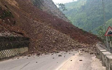 नारायणगढ मुग्लिन सडकखण्ड अवरुद्ध भएको छ इच्छाकामना गाउँपालिका ६ स्थित