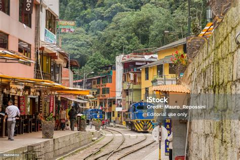 옆에 걷는 사람들 기차 마에 철도 라는 Aguas Calientes 쿠스코 지역 페루에서 Empire에 대한 스톡 사진 및 기타