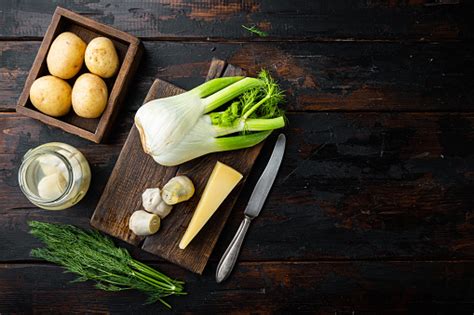 파마산 원료를 곁들인 회향과 아티초크 오래된 나무 탁자 텍스트 공간이 있는 최고 전망 0명에 대한 스톡 사진 및 기타 이미지 0명 감자 요리 건강한 식생활 Istock