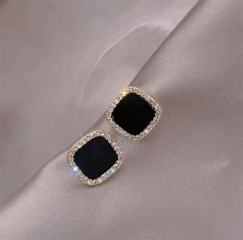 Aretes Cuadrados En Color Negro Gato Pinto