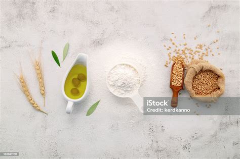 밀 귀 밀가루 올리브 오일이 있는 수제 피자 반죽의 재료는 흰색 콘크리트 배경에 설치되어 있습니다 상단 보기 및 복사 공간입니다