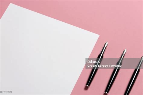 분홍색 배경 종이의 빈 시트에 3 개의 펜 거짓말 보기 가기 사무실 공간 창의력 Minimalism 개념 0명에 대한 스톡 사진