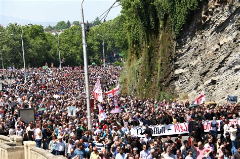 17 მაისი მსვლელობა სამების საპატრიარქო ტაძრისკენამბიონი