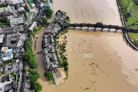 重庆黔江：暴雨袭击千年古镇 人民图片网