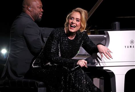 Adele Merayakan Berakhirnya Residensi Las Vegas Dengan Set Kotak Vinyl