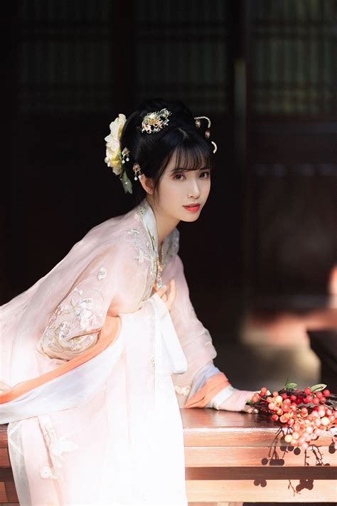 忆昔花间相见后，只凭纤手，暗抛红豆。 汉服频道 古装美图网