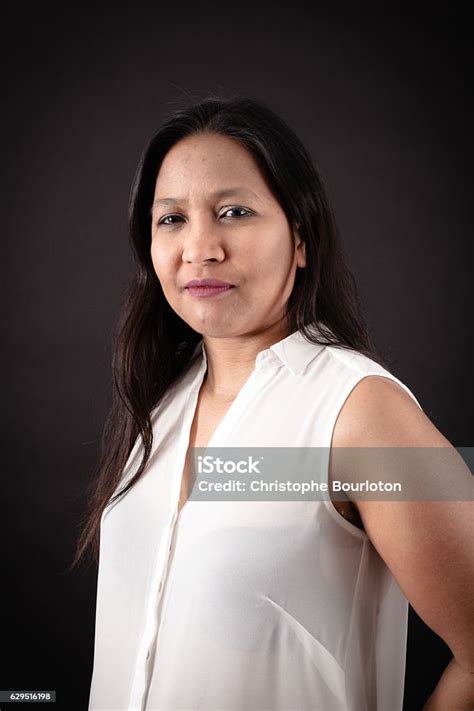 아름다운 여자는 옷의 다른 세트에서 다른 표현을하고 사랑 35 39세에 대한 스톡 사진 및 기타 이미지 35 39세 검정색 배경 관능 Istock