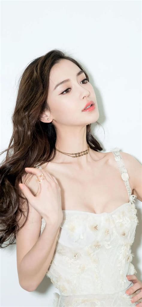 杨颖高清壁纸，吊带立体花朵裙穿搭仙气飘飘性感迷人的感觉 财经头条