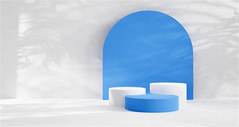 원통형 연단이 있는 흰색 스튜디오 룸 제품 텍스트 및 디자인을 위한 햇빛과 야자수 잎 그림자가 있는 흰색 방의 원통형 연단 0명에 대한 스톡 사진 및 기타 이미지 Istock