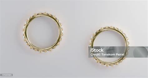 3d 렌더링 설계에서 흰색 배경에 반지를 둘러싸고 있는 다이아몬드가 있는 두 개의 금 반지의 평면도입니다 0명에 대한 스톡 사진