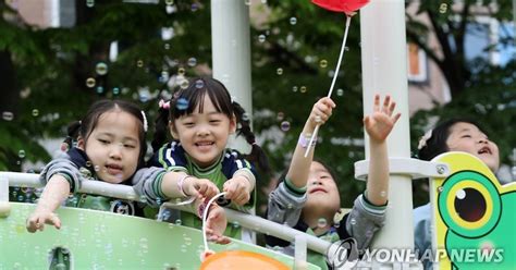 비눗방울 놀이하는 아이