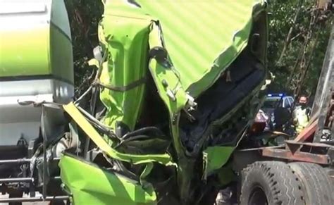 Viral Evakuasi Sopir Terjepit Body Truk Gandeng Korban Kecelakaan