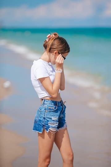 Premium Photo Adorable Teen Girl On The Beach Enjoy Her Summer Vacation