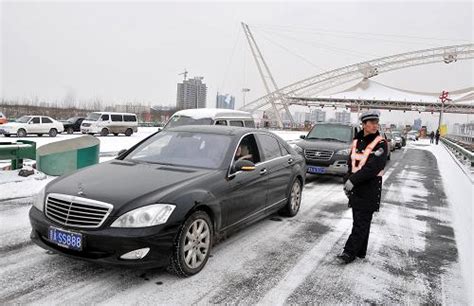 山西降雪 高速交警护送滞留车辆“回家”