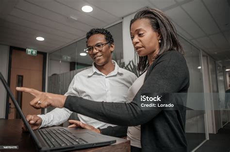 동료와 사무실 회의를 이끌고 있는 성공한 50대 흑인 사업가 2명에 대한 스톡 사진 및 기타 이미지 2명 60 64세 경영자 Istock