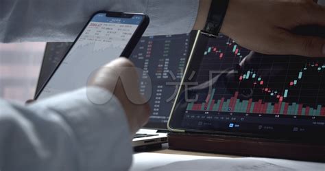 【原创】电脑查看股票行情、炒股4096x2160高清视频素材下载编号4648687实拍视频光厂vj师网