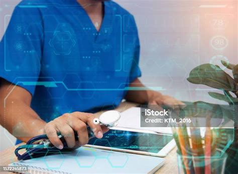 병원 책상에서 컴퓨터 노트북과 디지털 태블릿을 다루는 똑똑한 의사 의료 개념 40 44세에 대한 스톡 사진 및 기타 이미지 40 44세 가정의 방 건강관리와 의술