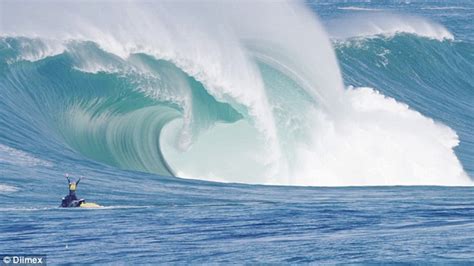 Sydney Surfers Risk Lives To Ride 15 Ft Waves As Massive Swells Hit