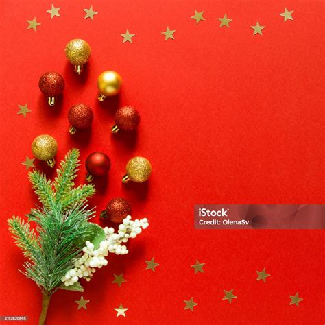 장난감으로 축제 크리스마스 장식 복사 공간을 위한 빈 공간입니다 정사각형 평면 배치 평면도 빨간 배경에 크리스마스 트리와 함께 새해 배경입니다 12월에 대한 스톡 사진 및