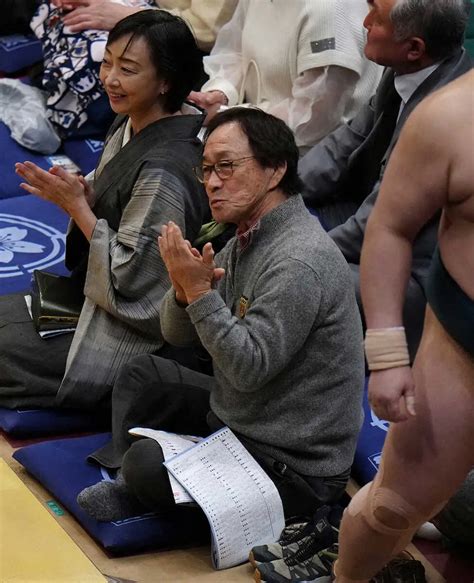 ＜大相撲初場所千秋楽＞観戦する武田鉄矢と川上麻衣子（撮影・西海健太郎） スポニチ Sponichi Annex 芸能