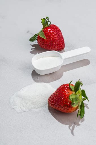 한 스쿱에 피부 재생을 위한 천연 딸기 콜라겐 단백질 파우더 식물 기반 가수분해 식품 첨가물의 개념 딸기에 대한 스톡 사진 및