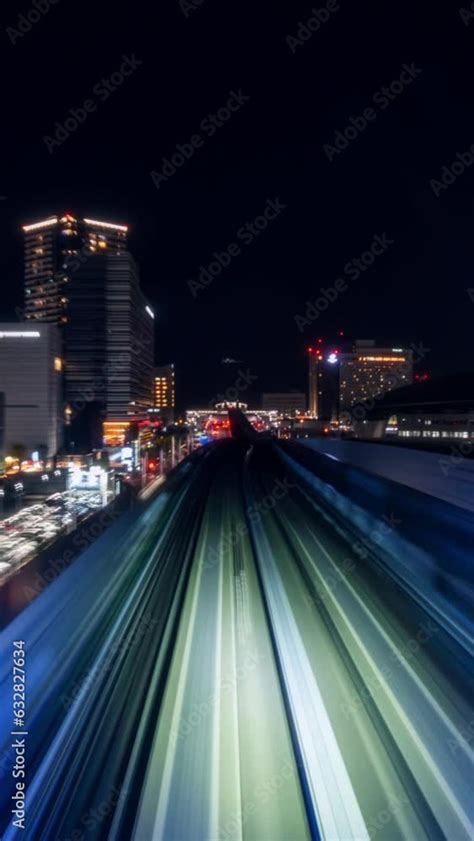 東京ベイエリアを疾走する車両のフロントビュー・夜景タイムラプス 縦構図動画 Stock ビデオ Adobe Stock