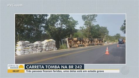 Três Pessoas Ficam Feridas Após Carreta Tombar Na Br 242 No Oeste Da